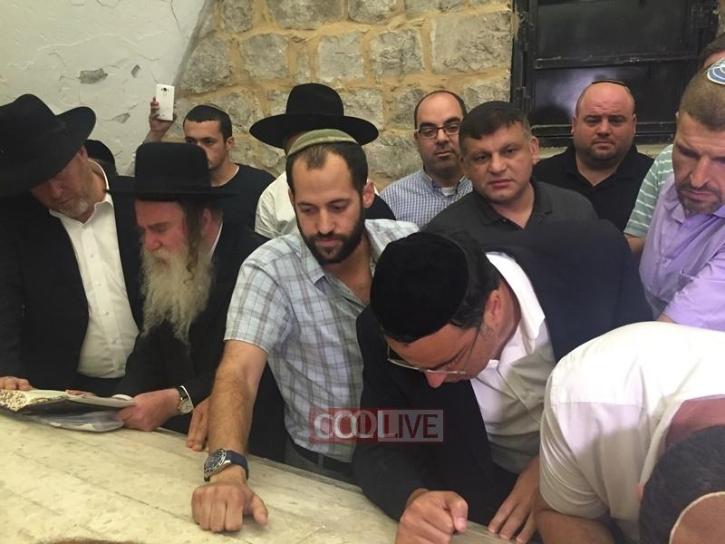 Shwekey Dances at Kever Yosef