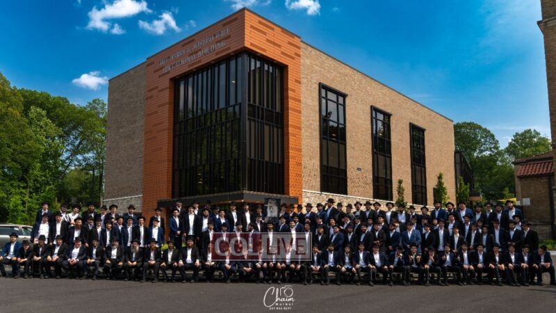 Tomchei Temimim Morristown Poses for Group Photo